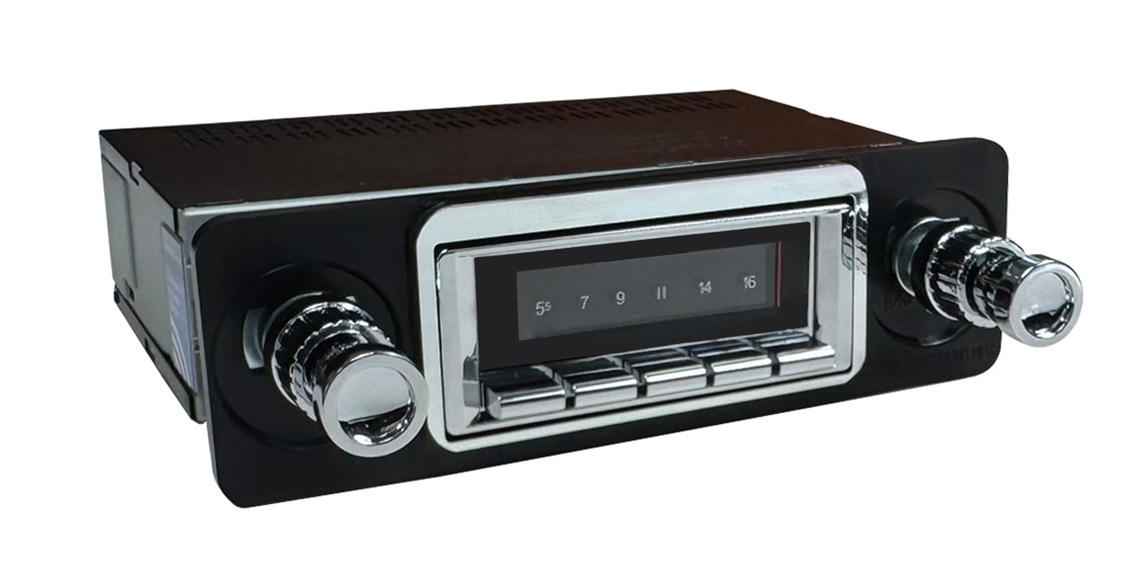 1964-1967 USA 740 AM/FM RADIO (AP)